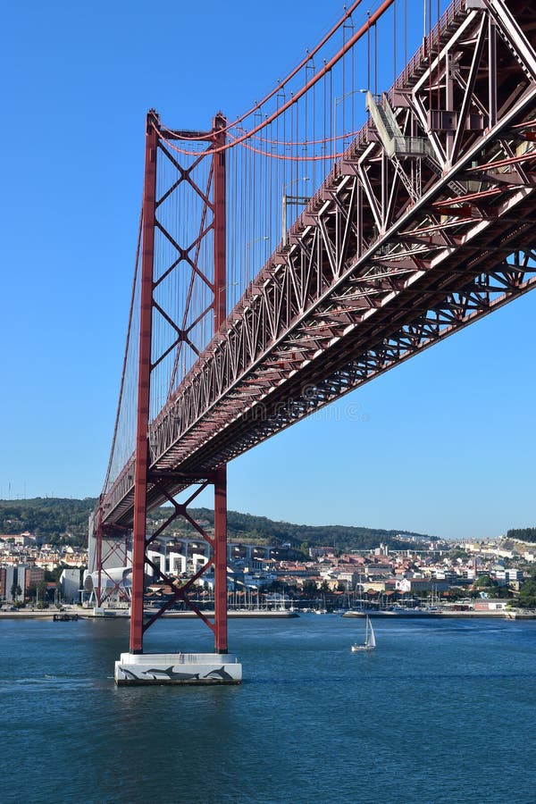 The25 De Abril Bridge in Lissabon Redaktionelles Bild - Bild von winkel ...