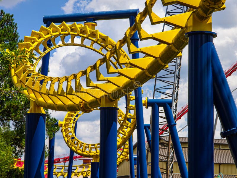 Achtbaan stock afbeelding. Image of eerlijk, looping - 44062303