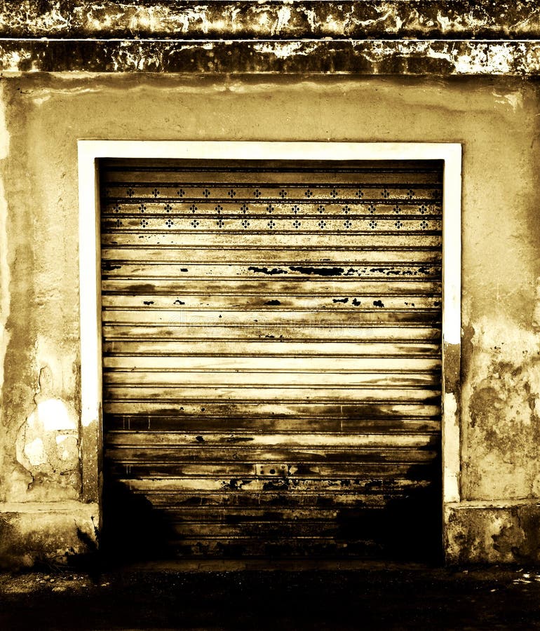 De Achtergrond Van De Grungegarage Met Valhek Stock Foto - Image of ...