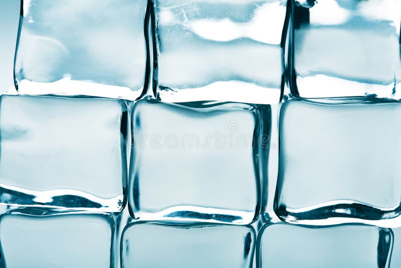 Transparante Kristallen Van Ijs Op Een Lichte Achtergrond Stock Foto ...