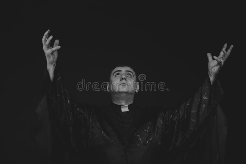 De Acteur Onder Het Mom Van Een Monnik Stock Foto - Image of donker ... De Acteur Onder Het Mom Van Een Monnik Stock Foto - Image of donker ...
