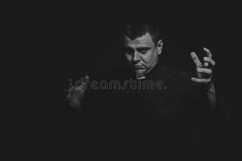 De Acteur Onder Het Mom Van Een Monnik Stock Foto - Image of donker ... De Acteur Onder Het Mom Van Een Monnik Stock Foto - Image of donker ...