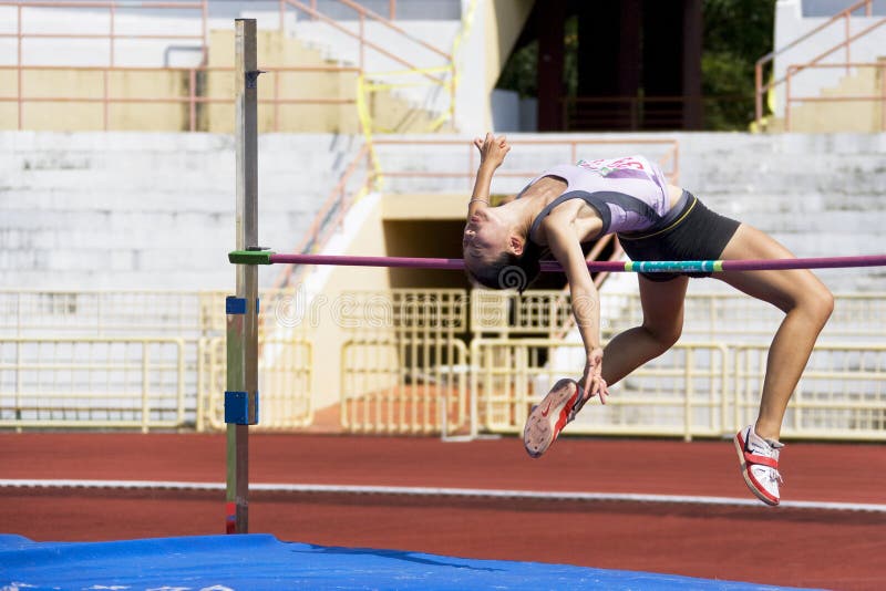 De Actie Van De Hoogspringen Van Vrouwen Redactionele Afbeelding ...