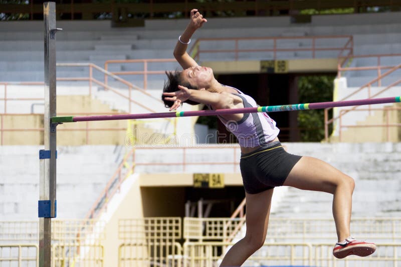 De Actie Van De Hoogspringen Van Vrouwen Redactionele Afbeelding ...