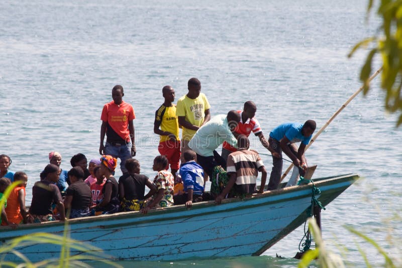 De Afrikaanse Mensen in Boot Heffen Het Anker Op Redactionele ...