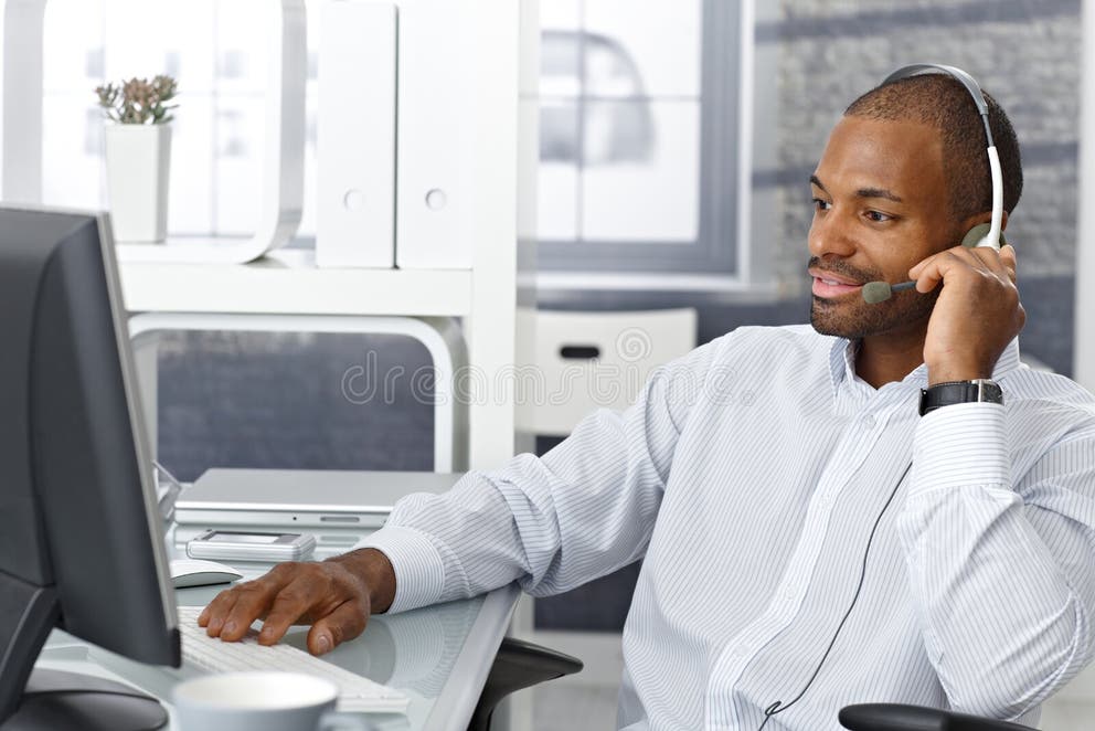 Callcenter Medewerker Met Headset Stock Foto - Image of focus, gezicht ...