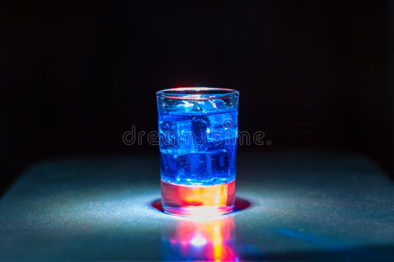 Blauwe Alcohol of Alcoholvrije Cocktail Met Stro Stock Foto - Image of ...