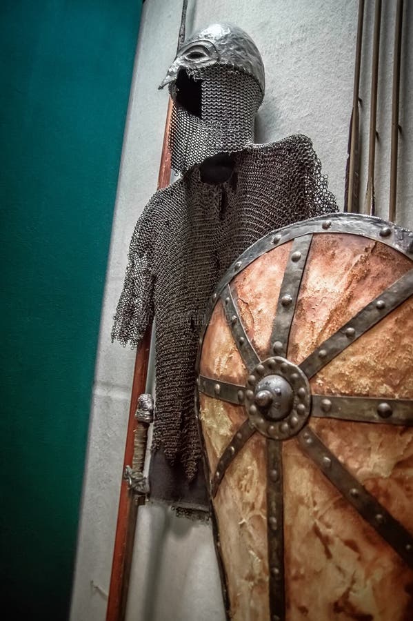 De Antiquiteit Chainmail Hangt in Het Museum Stock Afbeelding - Image ...