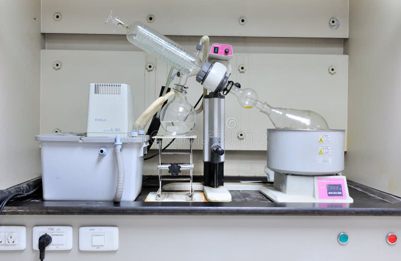 De Apparatuur Van De Distillatie in Een Laboratorium Stock Afbeelding ...
