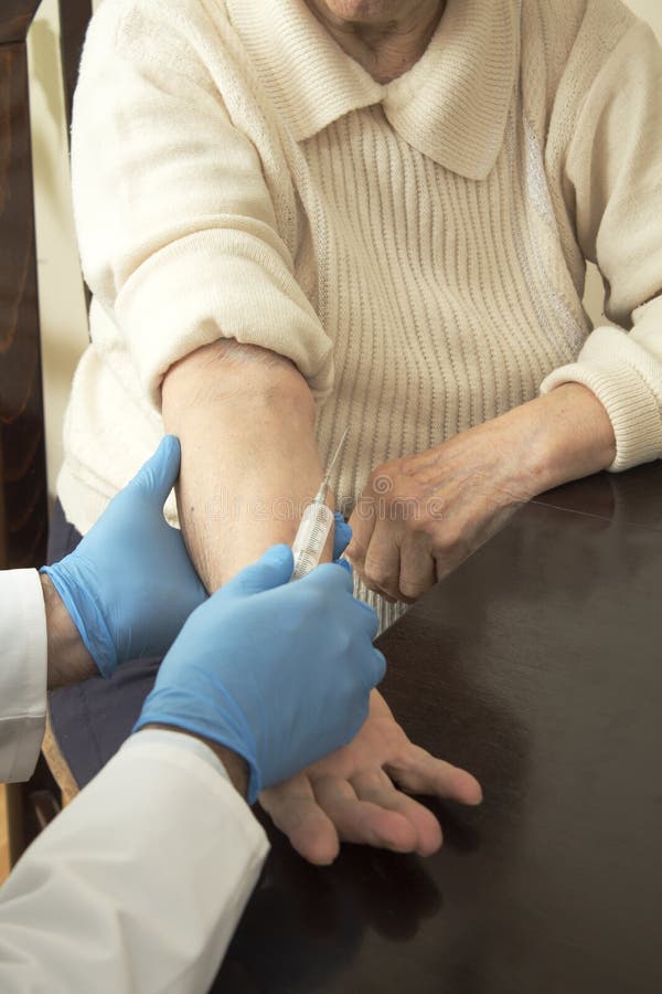 Intraveneuze Injectie in De Ader Van Een Zeer Oude Vrouw De ...