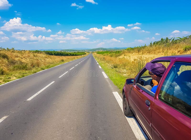 De Auto Is Aan De Kant Van De Weg Met Bestuurder Stock Foto ...