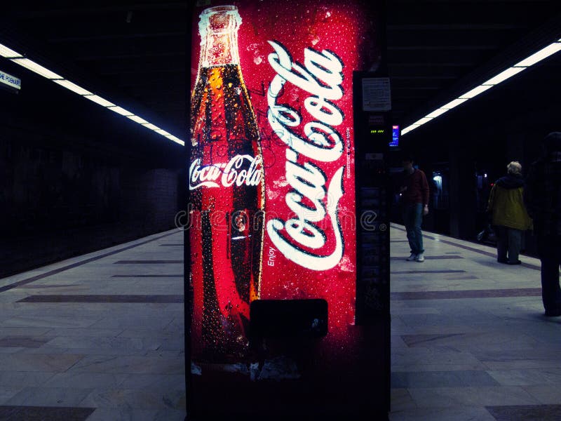 Coca-Cola verkoopautomaat redactionele fotografie. Image of rood - 25017227