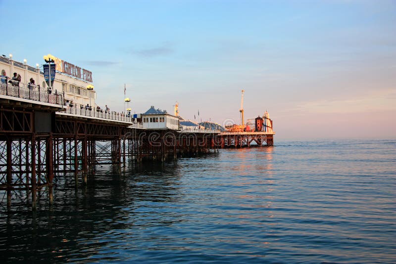 Avond op de Brighton Pier stock afbeelding. Image of stad - 6355297