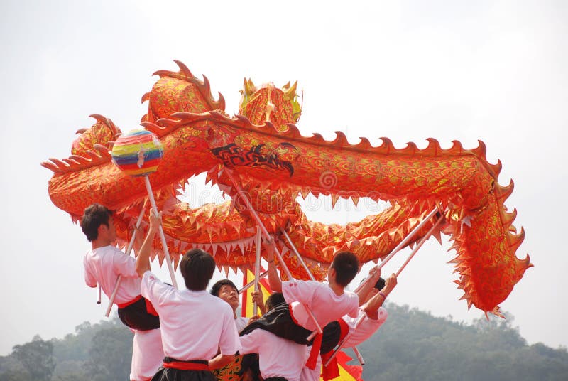 De Aziatische Dans Van De Jonge Mensendraak Redactionele Stock ...