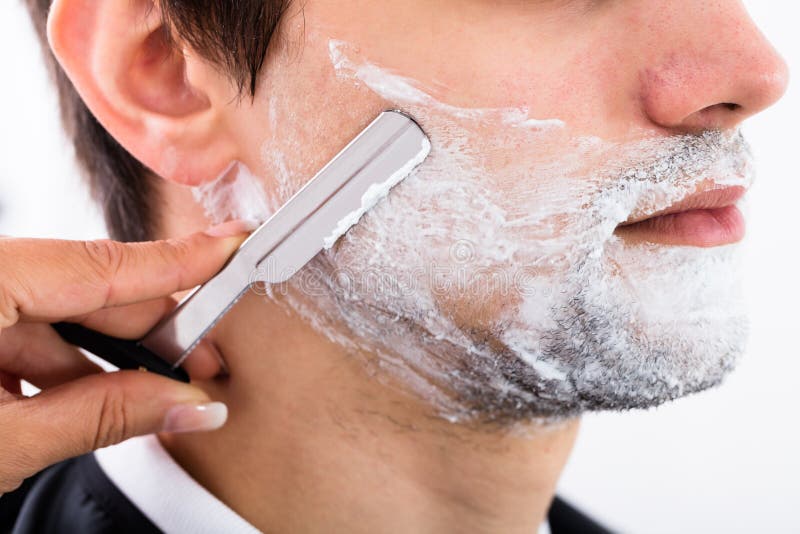 Het Hoofd Van Kappershaving Man Met Haarsnoeischaar Stock Foto - Image ... Het Hoofd Van Kappershaving Man Met Haarsnoeischaar Stock Foto - Image ...