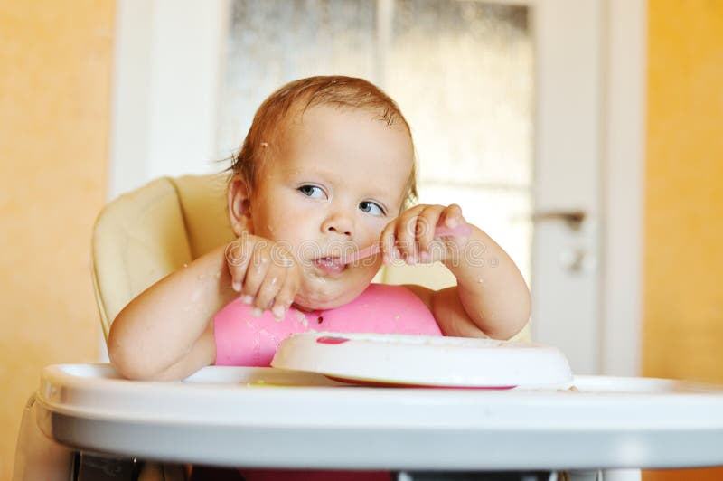 De baby eet stock foto. Image of aantrekkelijk, grappig - 117830292