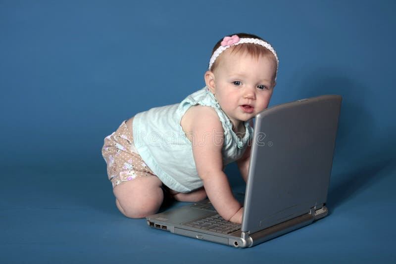 De baby gebruikt Computer stock afbeelding. Image of klein - 7209773