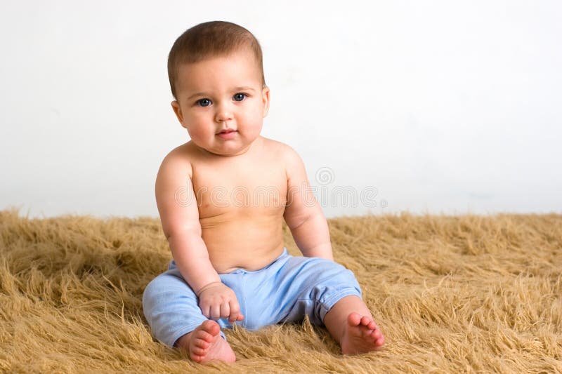 De baby zit op het tapijt stock afbeelding. Image of glimlachen - 12762337