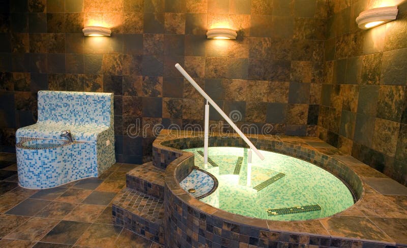 Luxe badkamer met jacuzzi stock foto. Image of marmer - 3705952