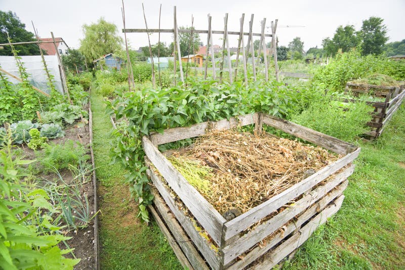 De Bak Van Het Compost Van De Tuin Stock Foto - Image of stapel, deel ...