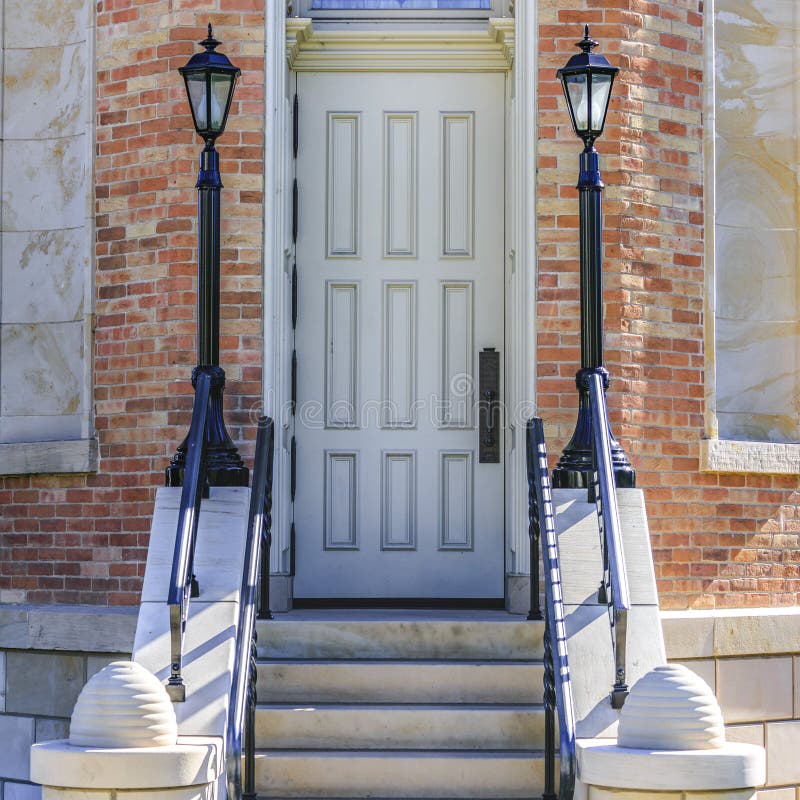 Witte Voordeur Met Pompoenen En Stappen Stock Foto - Image of ...