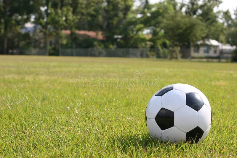 De Bal Van Het Voetbal in Het Spelen Van Gebied. Stock Foto - Image of ...