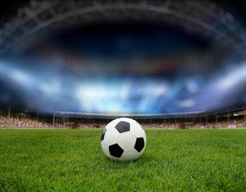 De Bal Van Het Voetbal Op Het Gebied Van Stadion Stock Foto - Image of ...