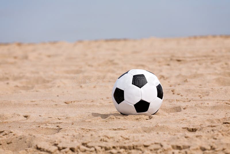 De Bal Van Het Voetbal Op Strand Stock Foto - Image of zand, zwart: 5562202