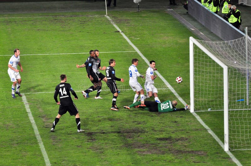 De bal vliegt in het doel redactionele fotografie. Image of plezier ...