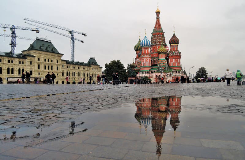 De Basilicumkathedraal Van Heilige En Rood Vierkant in Moskou Onder De ...