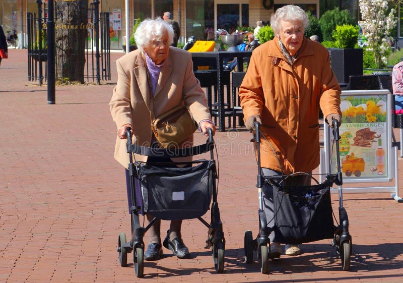 Bejaarde Die Buiten Met Rollator of Leurder Op Wielen Lopen Stock ...