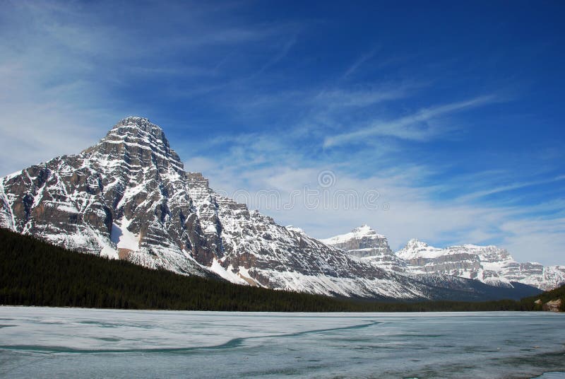 De Berg Van De Sneeuw En Het Meer Van De Boog Stock Afbeelding - Image ...