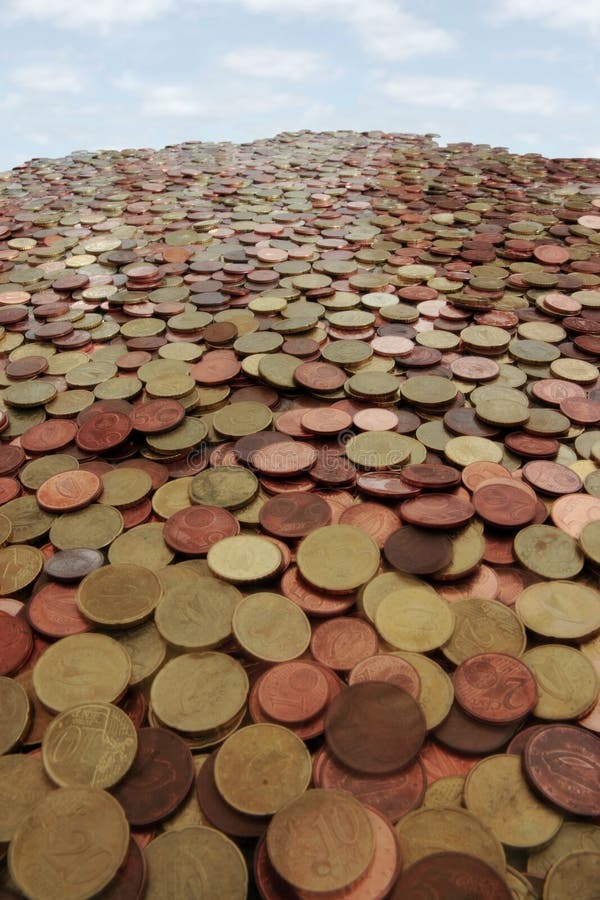 De berg van het geld stock afbeelding. Image of wolken - 10454123