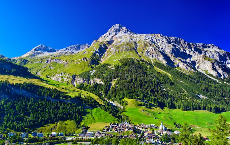 De bergen van alpen stock foto. Image of panorama, zwitserland - 30554336