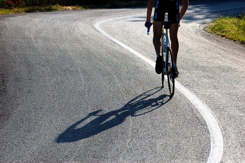 Fietser Die Op De Weg Berijden Groene Heuvels Windende Weg Een Fietser ...