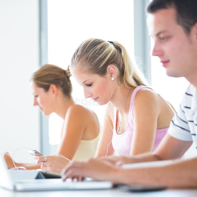 In De Bibliotheek - Groep Universiteit/universitaire Studenten Stock ...