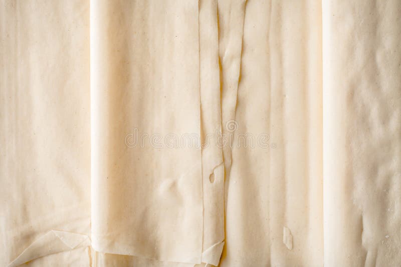 Filodeeg Kaaspastei, Gietijzer, Turkooisplaat Met Basilicumbladeren ...