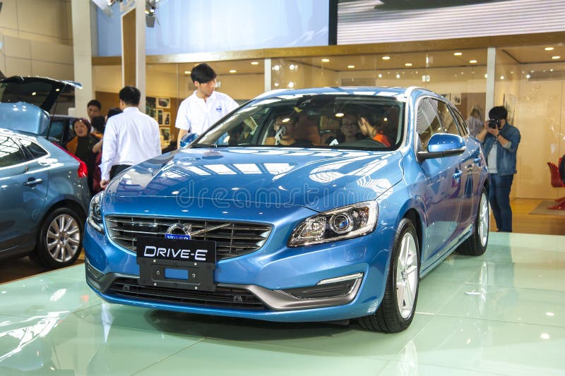 De Blauwe Auto Van Volvo Aandrijving-e Redactionele Stock Afbeelding ...