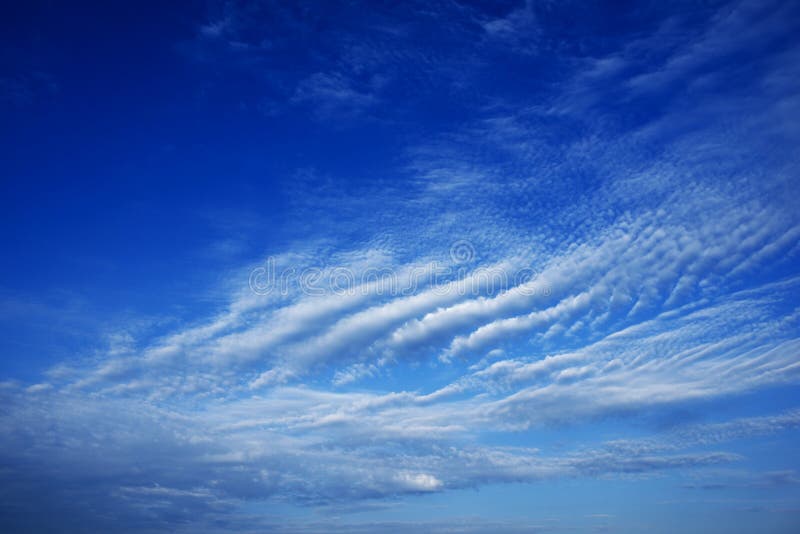 De Blauwe Hemel Van De Vorming Van Wolken Stock Afbeelding - Image of ...