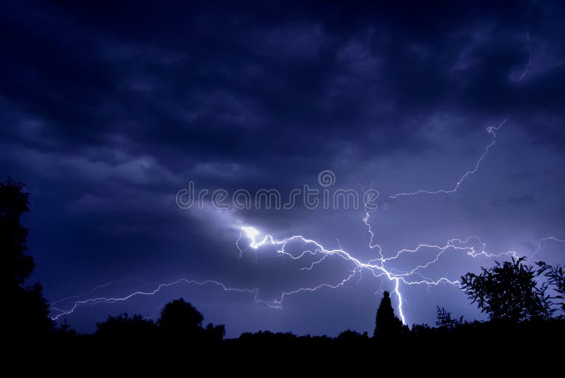 Blauwe bliksem stock foto. Image of flits, donder, wolken - 16186876