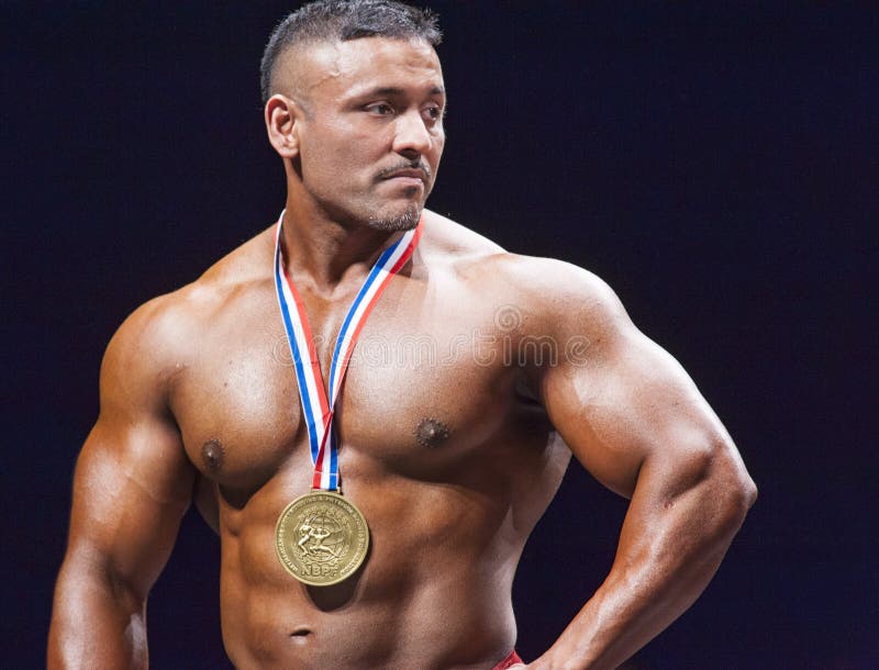 De Bodybuilders Toont Zijn Trofee Op Stadium Redactionele Stock ...