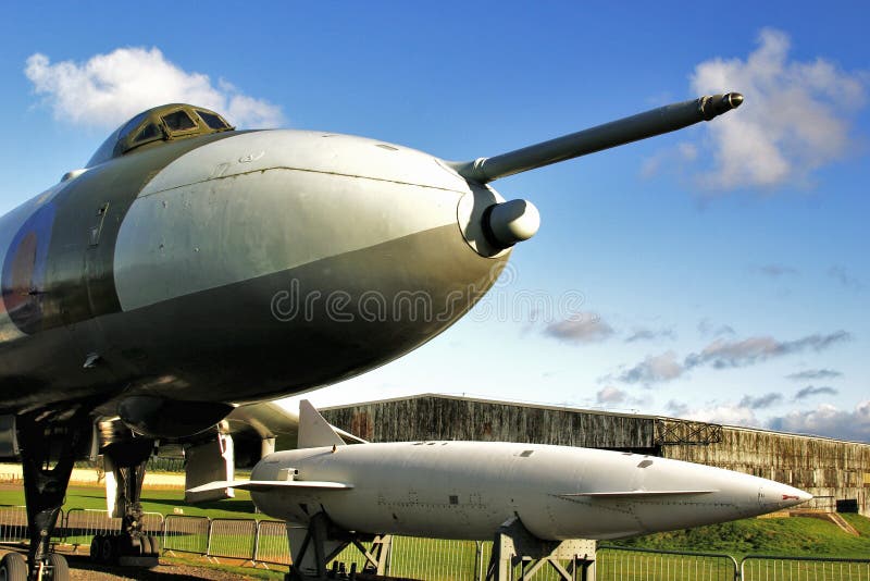 De Bommenwerper Van Vulcan En De Blauwe Raket Van De Strook Stock Foto ...