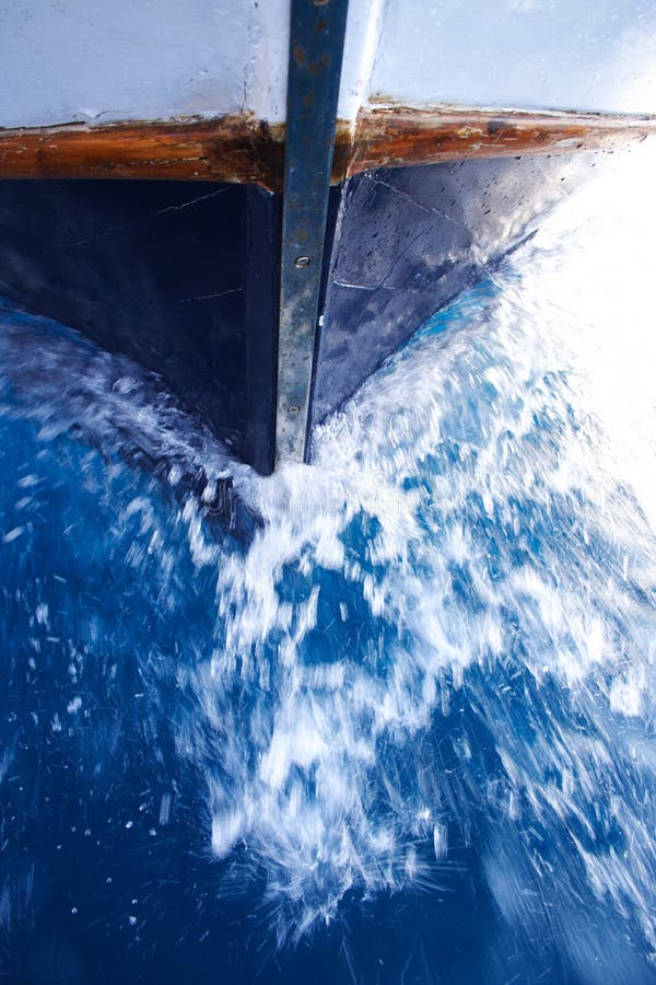 Boeg Van Een Boot in Het Water Stock Afbeelding - Image of motie ...