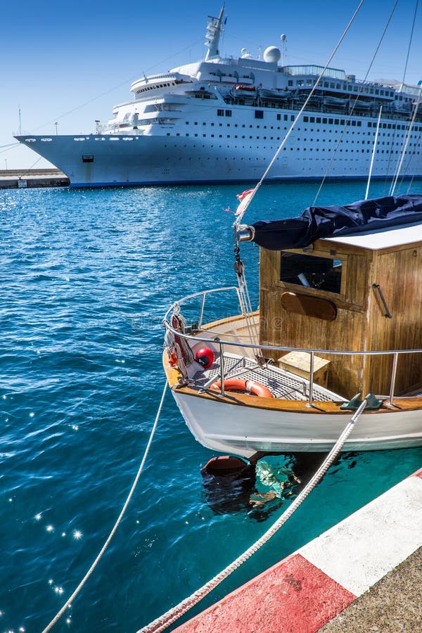 De boot en de cruise stock afbeelding. Image of hemel - 29086717