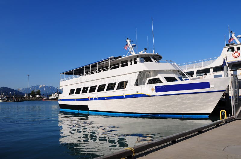 De boot van de cruise stock afbeelding. Image of hemel - 15606393