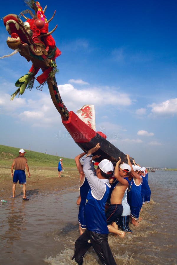 De boot van de draak redactionele afbeelding. Image of schil - 7643165