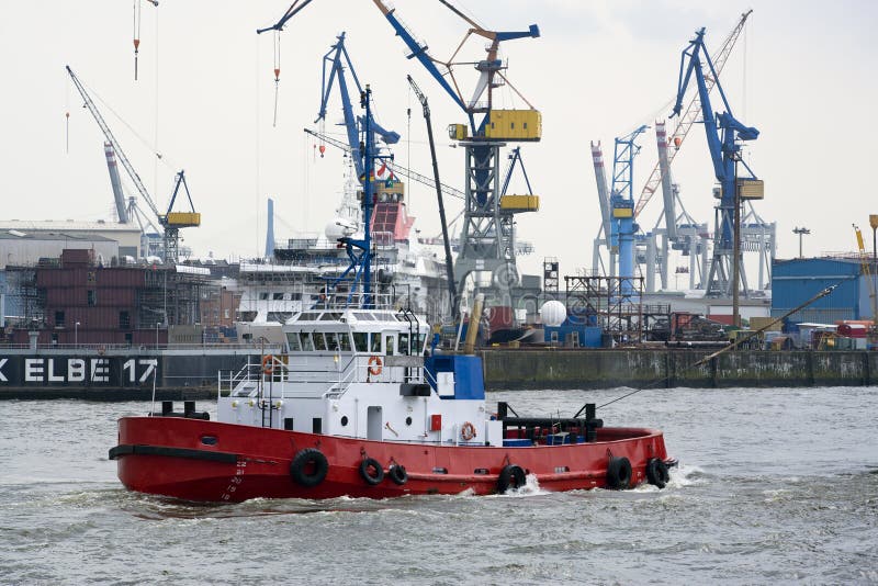 De Boot Van De Sleepboot Bij Hamburg Haven Redactionele Afbeelding ...