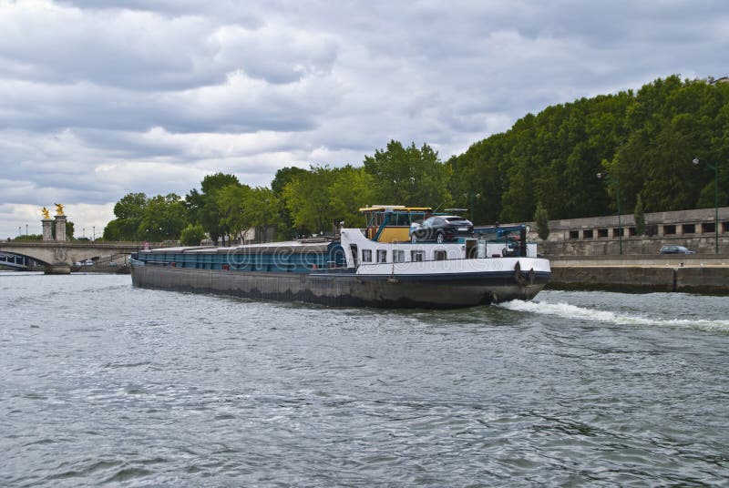 De Boot Van De Vracht Op De Zegen. Stock Afbeelding - Image of vervoer ...