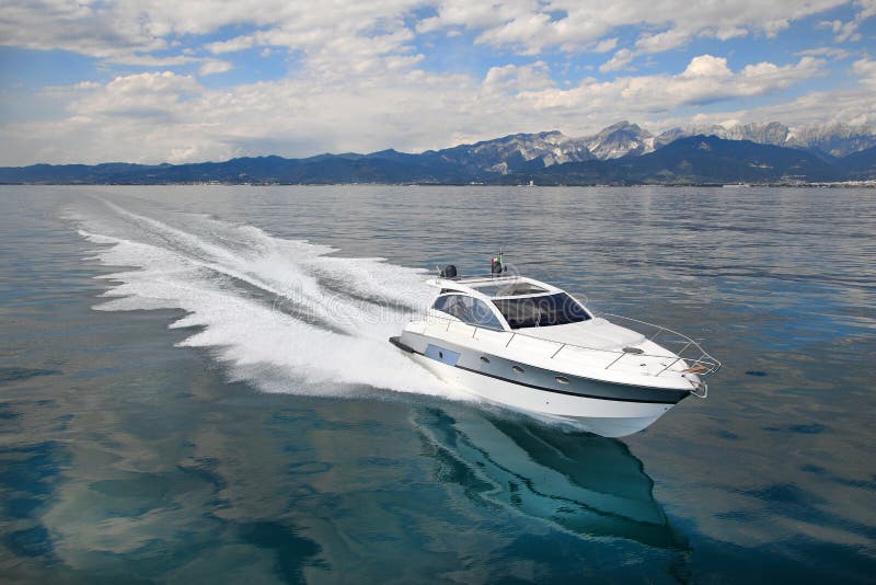 De boot van het motorjacht stock foto. Image of baai - 35377132