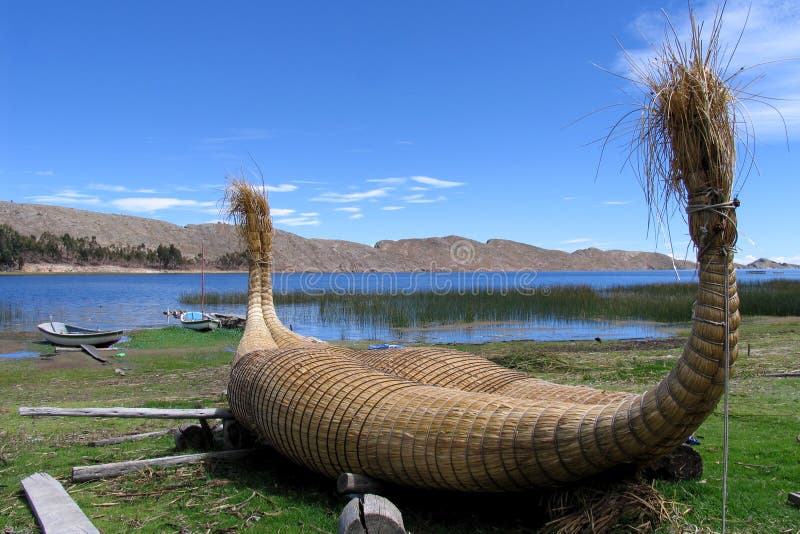 Rietboot Aan Het Hoogste Meer in De Wereld Titicaca Peru Stock ...
